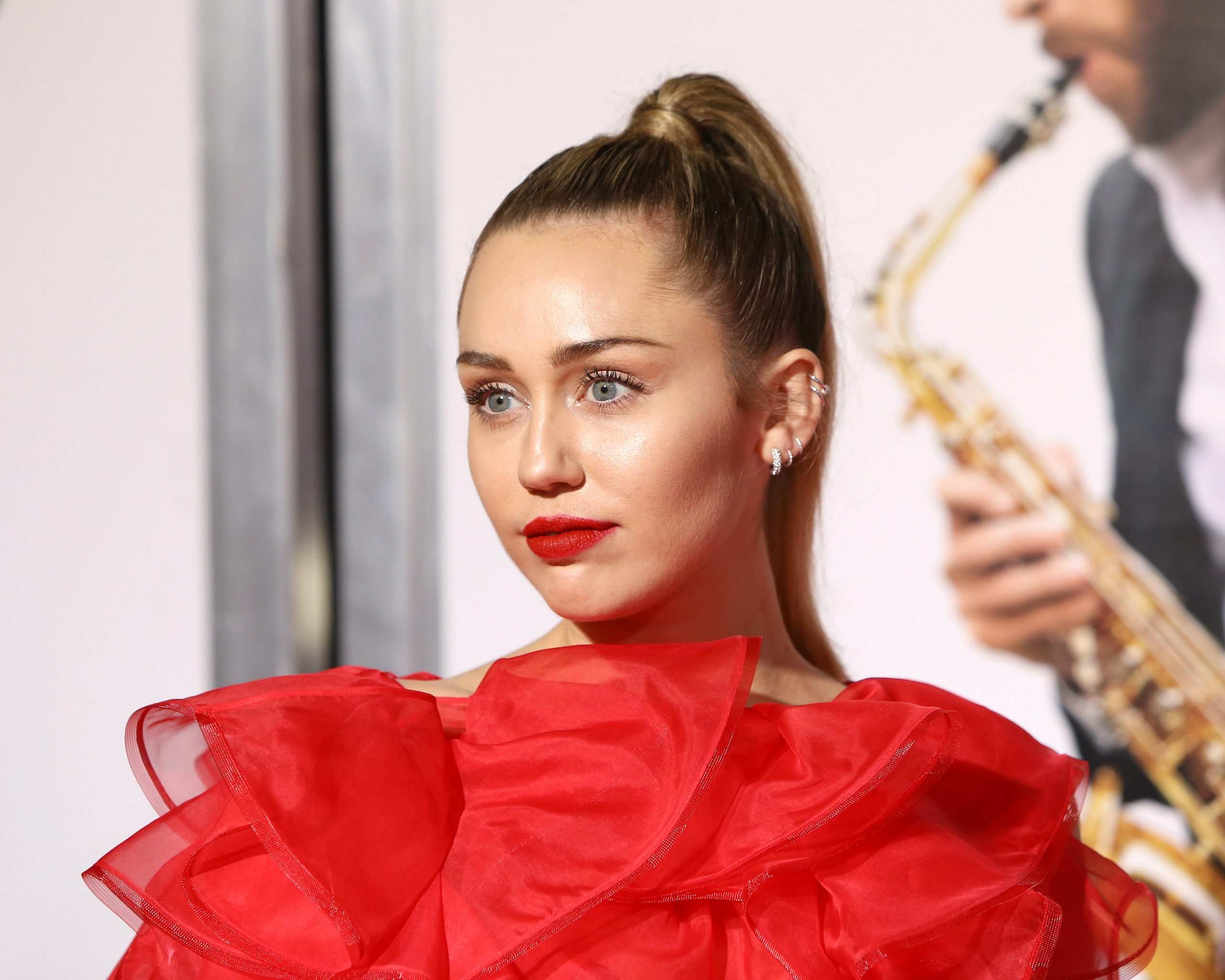 Miley Cyrus now eats fish after being vegan for six years - Living Vegan